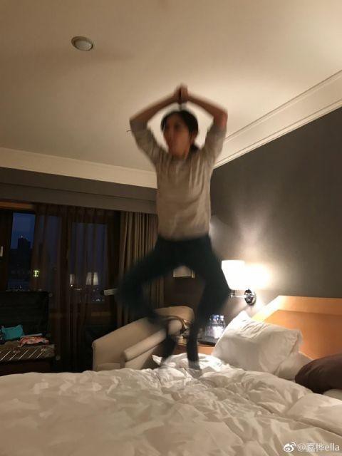 Ella陈嘉桦晒出搞笑自拍:在床上乱蹦晒出鼻孔,毫无偶像包袱搞笑十足 新闻资讯 高贝娱乐