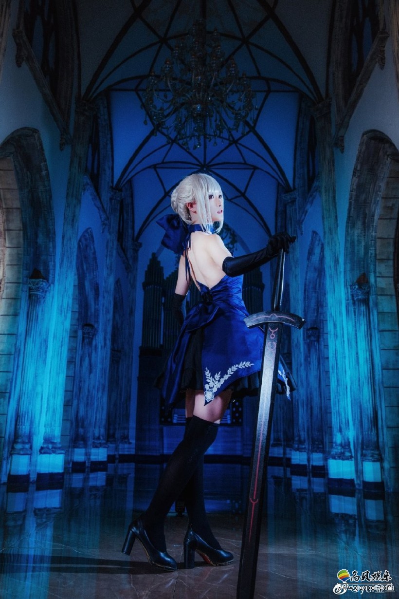 国内COSER“yui金鱼”新作COS《Fate》黑Saber：佳人肤如凝脂腰束素-新闻资讯-高贝娱乐