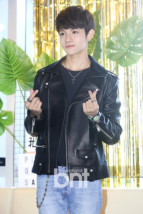 Samuel参加台湾综艺节目《我爱偶像》录制 微笑比心可爱帅气-新闻资讯-高贝娱乐