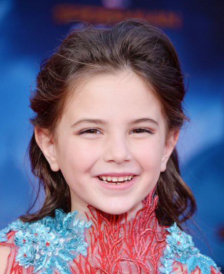 “小摩根”Lexi Rabe＋荷兰弟《蜘蛛侠：英雄远征》洛杉矶首映礼合影-新闻资讯-高贝娱乐