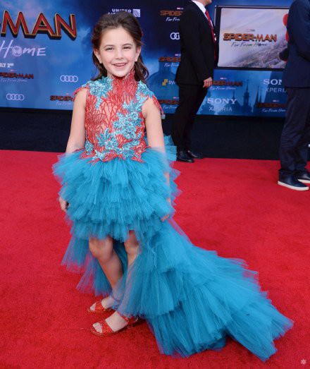 “小摩根”Lexi Rabe＋荷兰弟《蜘蛛侠：英雄远征》洛杉矶首映礼合影-新闻资讯-高贝娱乐