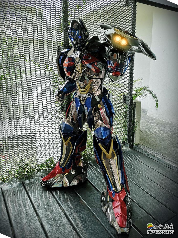 泰国COSER穿上《变形金刚》擎天柱铠甲！眼睛和手炮会发光，帅气到不行-新闻资讯-高贝娱乐